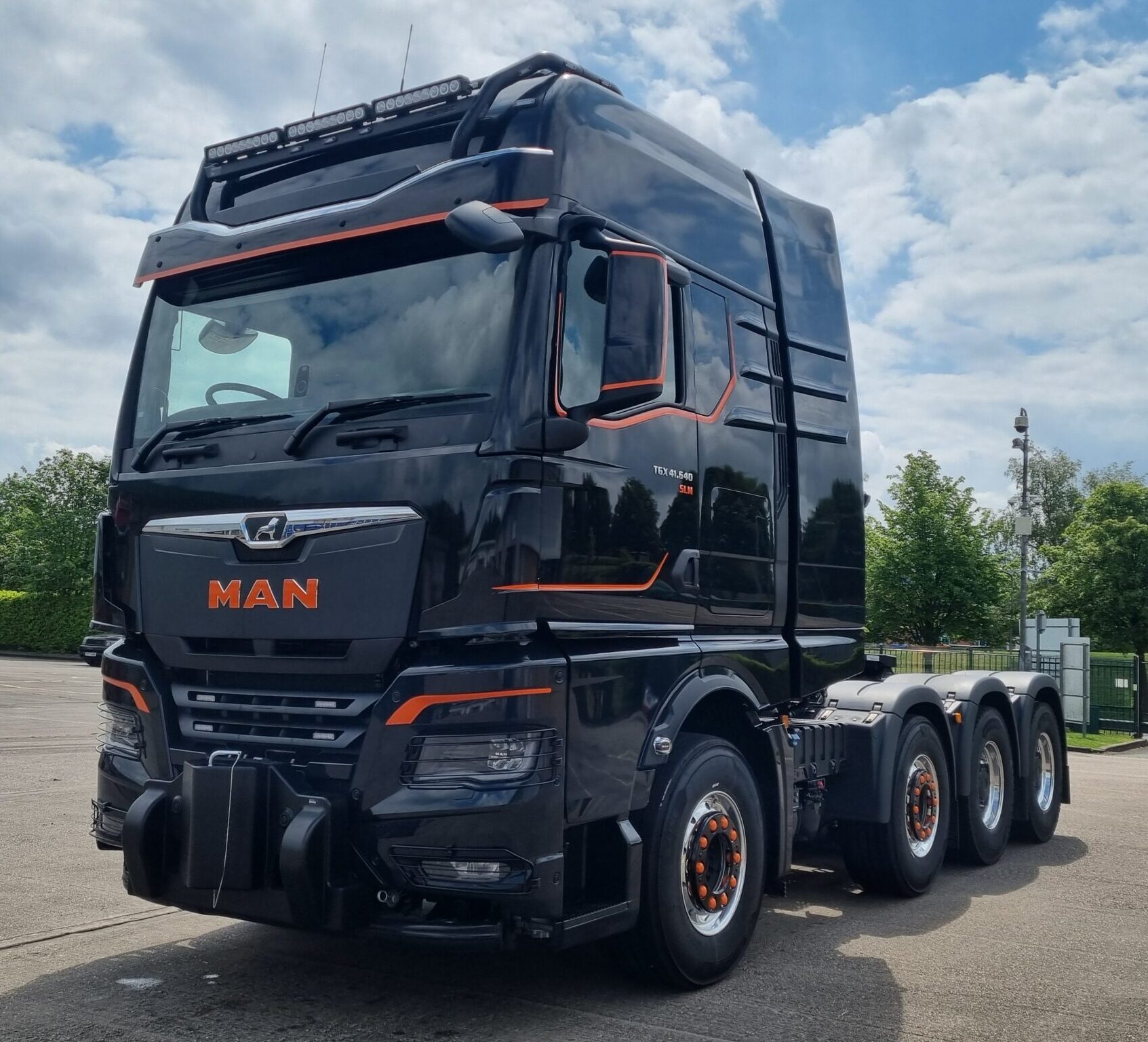 Limited Edition MAN 8x4 - Spot On Truck Bars